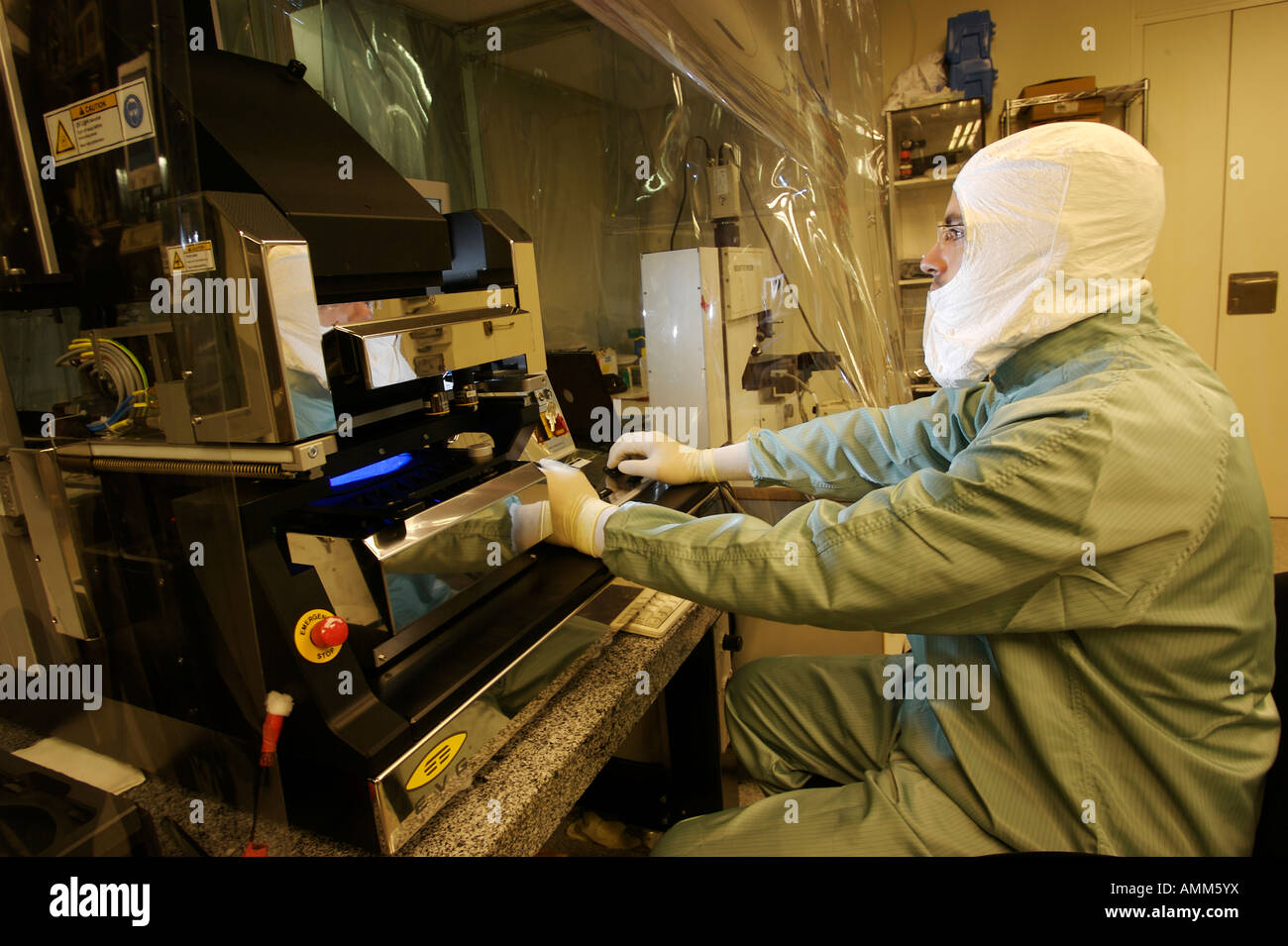 Computer manufacture in clean room hi-res stock photography and images ...