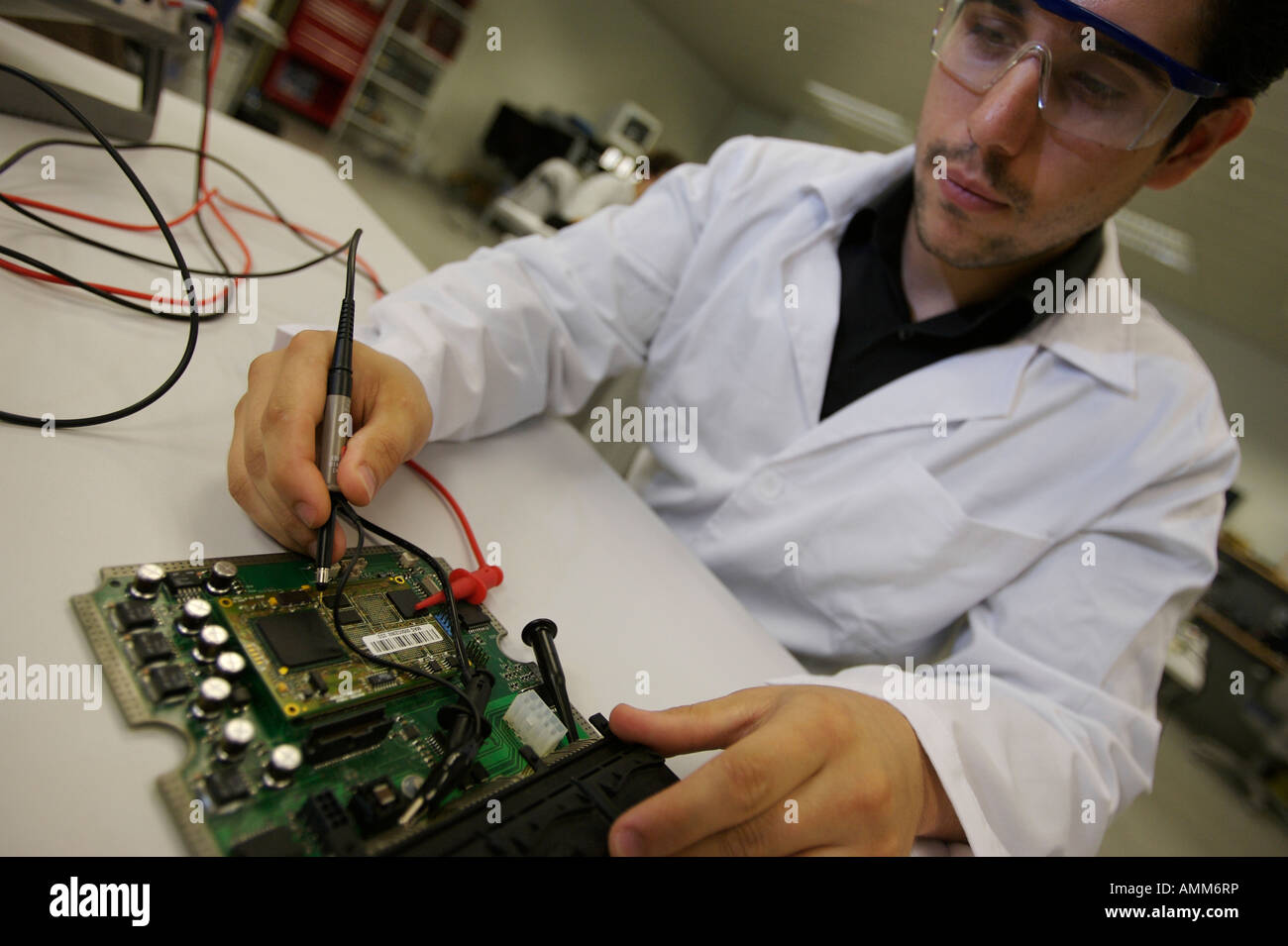 Computer manufacture in clean room hi-res stock photography and images ...