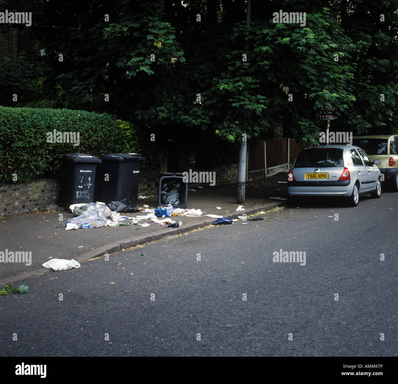 rubbish in the street, London Stock Photo - Alamy