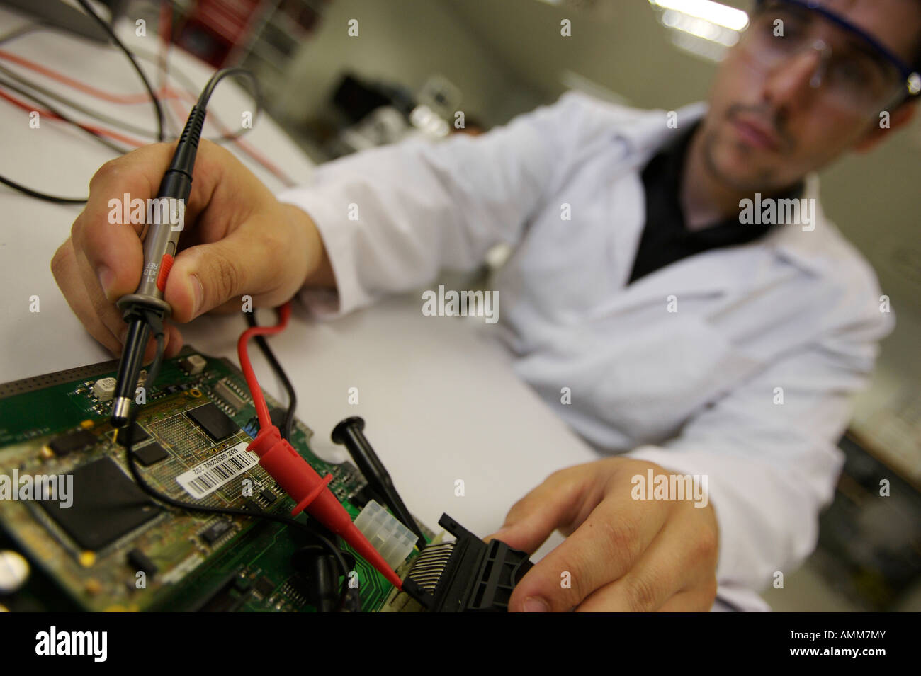 Computer manufacture in a clean room Stock Photo - Alamy