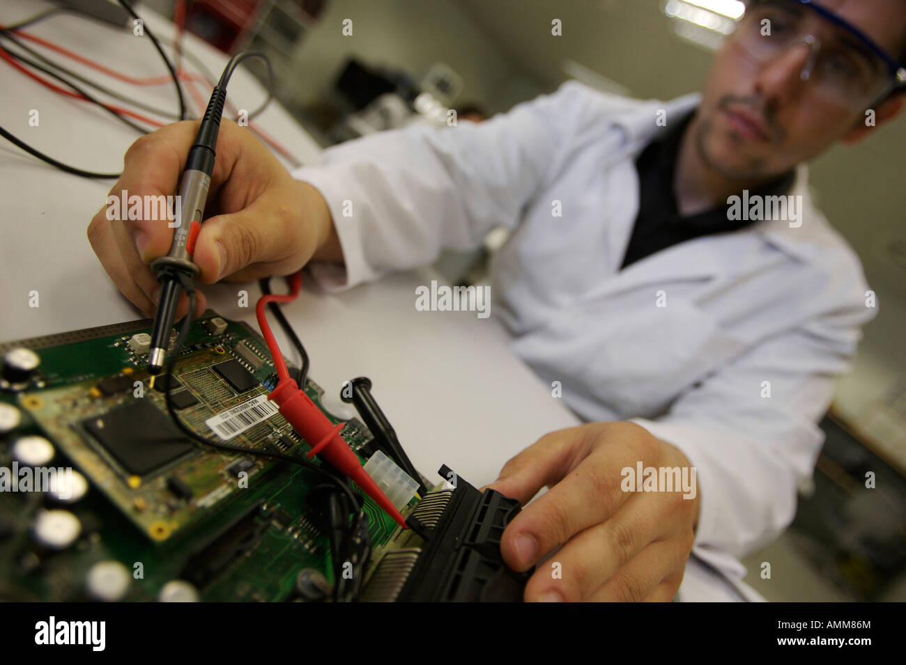 Computer manufacture in a clean room Stock Photo - Alamy