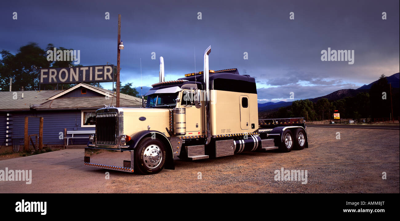 American lorries hi-res stock photography and images - Alamy