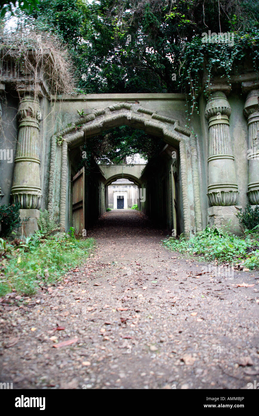 Highgate cemetery egyptian avenue hi-res stock photography and images ...