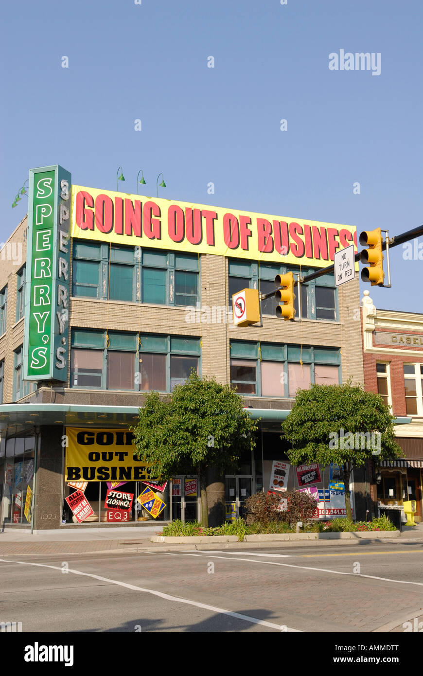 Large Going Out of Business sign on a building Stock Photo - Alamy