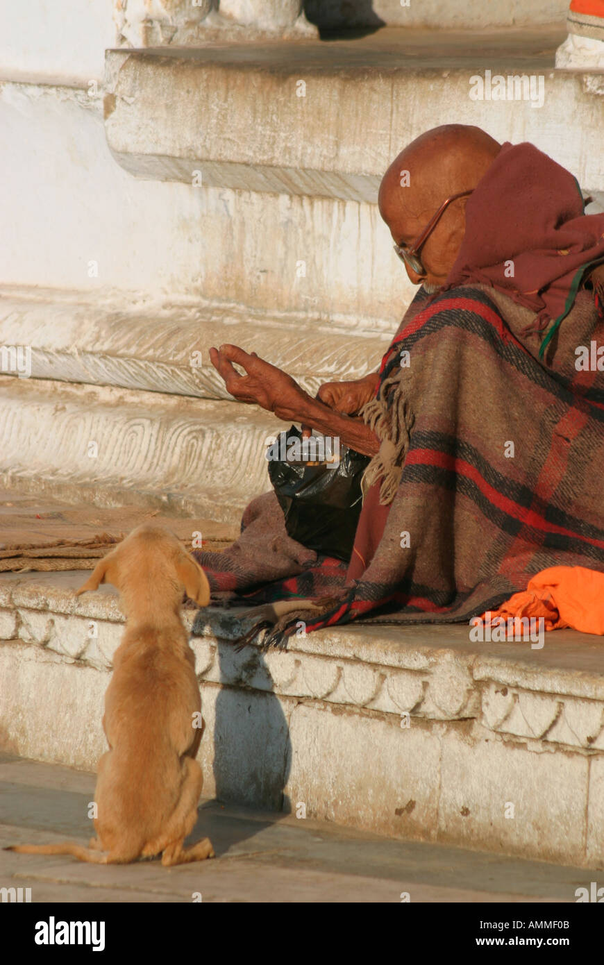 India beggar tourist hi-res stock photography and images - Alamy