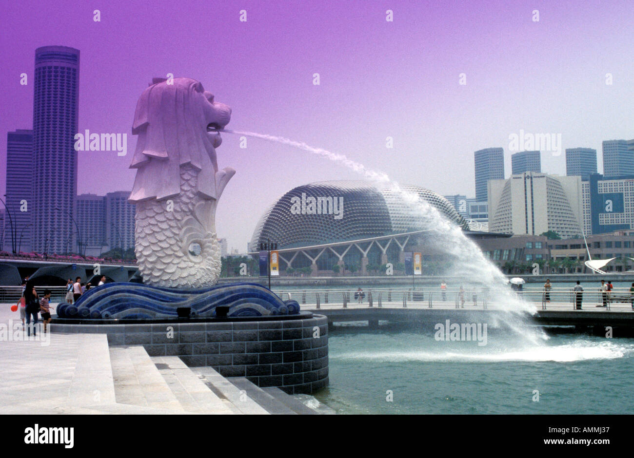 Singapore, merlion statue spouting water Stock Photo - Alamy