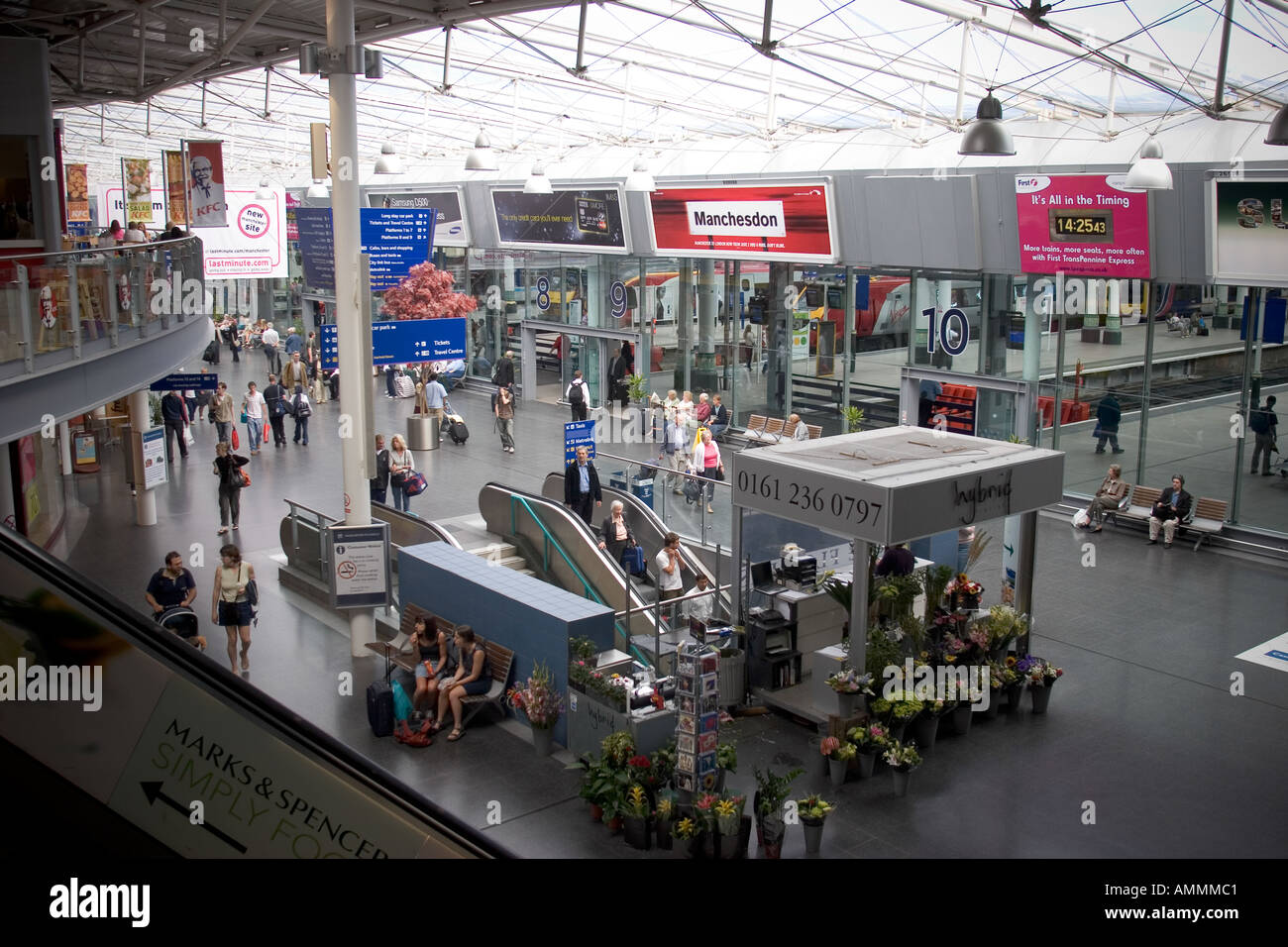Manchester piccadilly station concourse hi-res stock photography and ...
