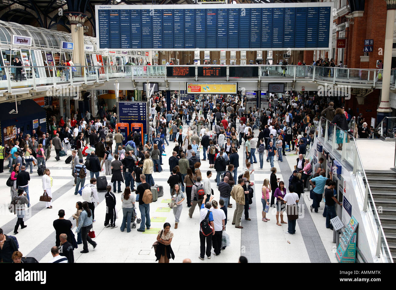 Commuters at Liverpool Street Station Stock Photo - Alamy