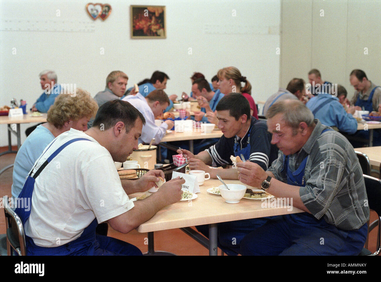 Group construction workers taking lunch hi-res stock photography and ...