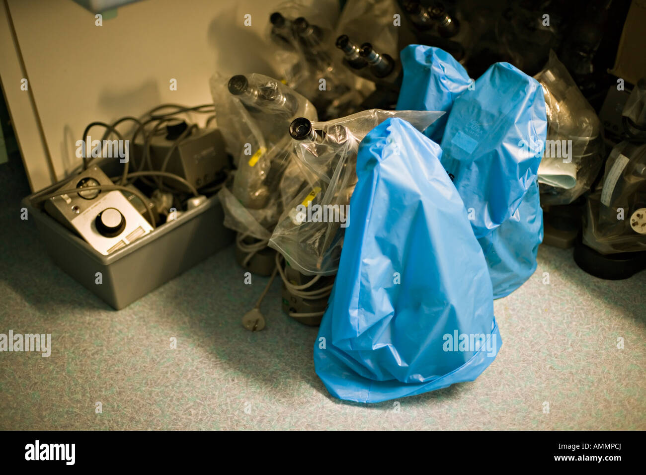 Dust covers hi-res stock photography and images - Alamy