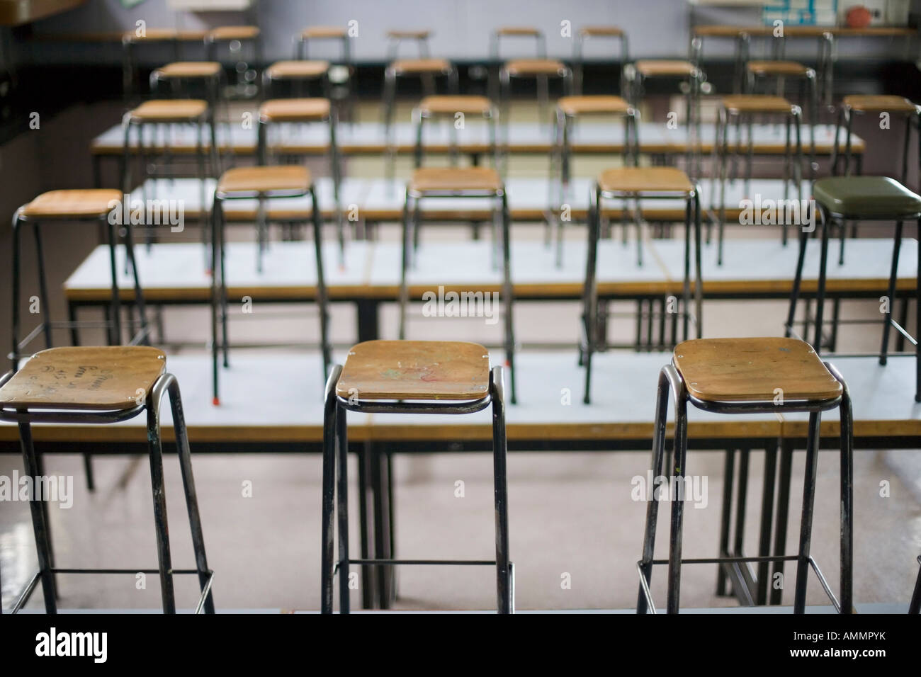 Empty science lab classroom hi-res stock photography and images - Alamy