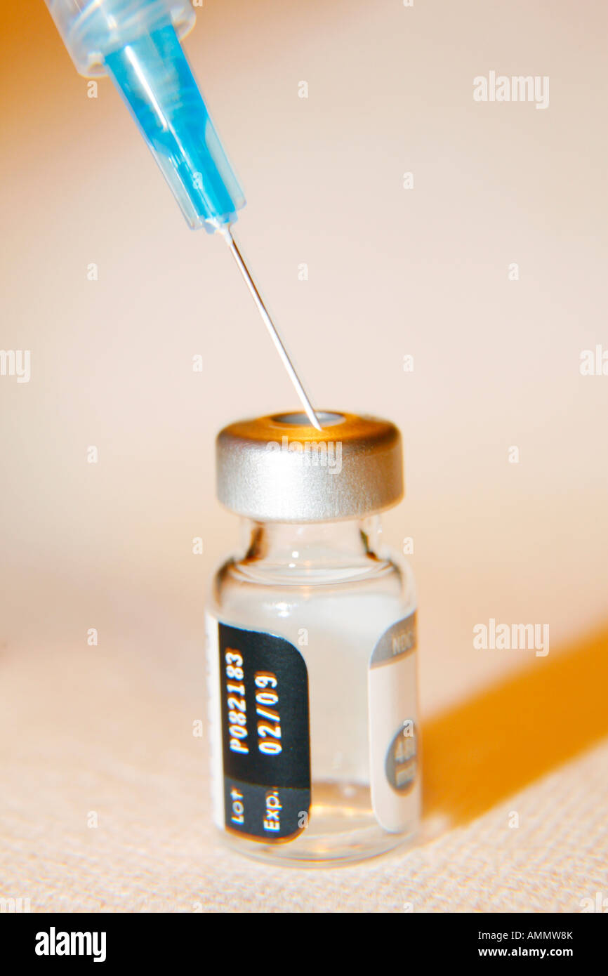 Hypodermic needle in use Stock Photo - Alamy
