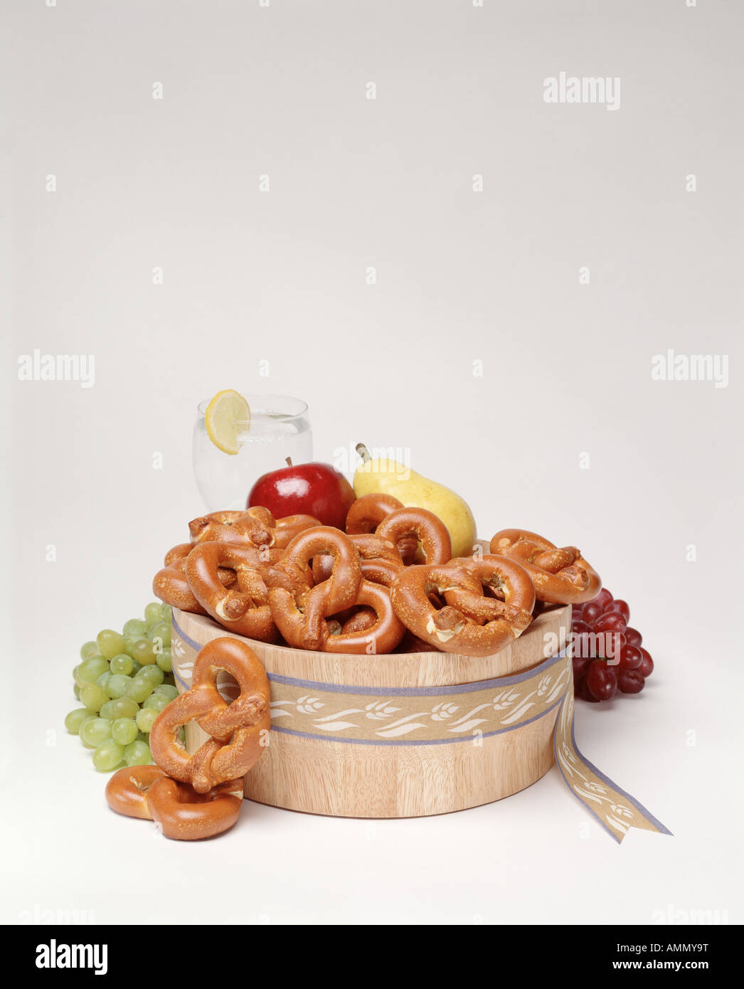 Eat appetizer basket decoration hi-res stock photography and images - Alamy