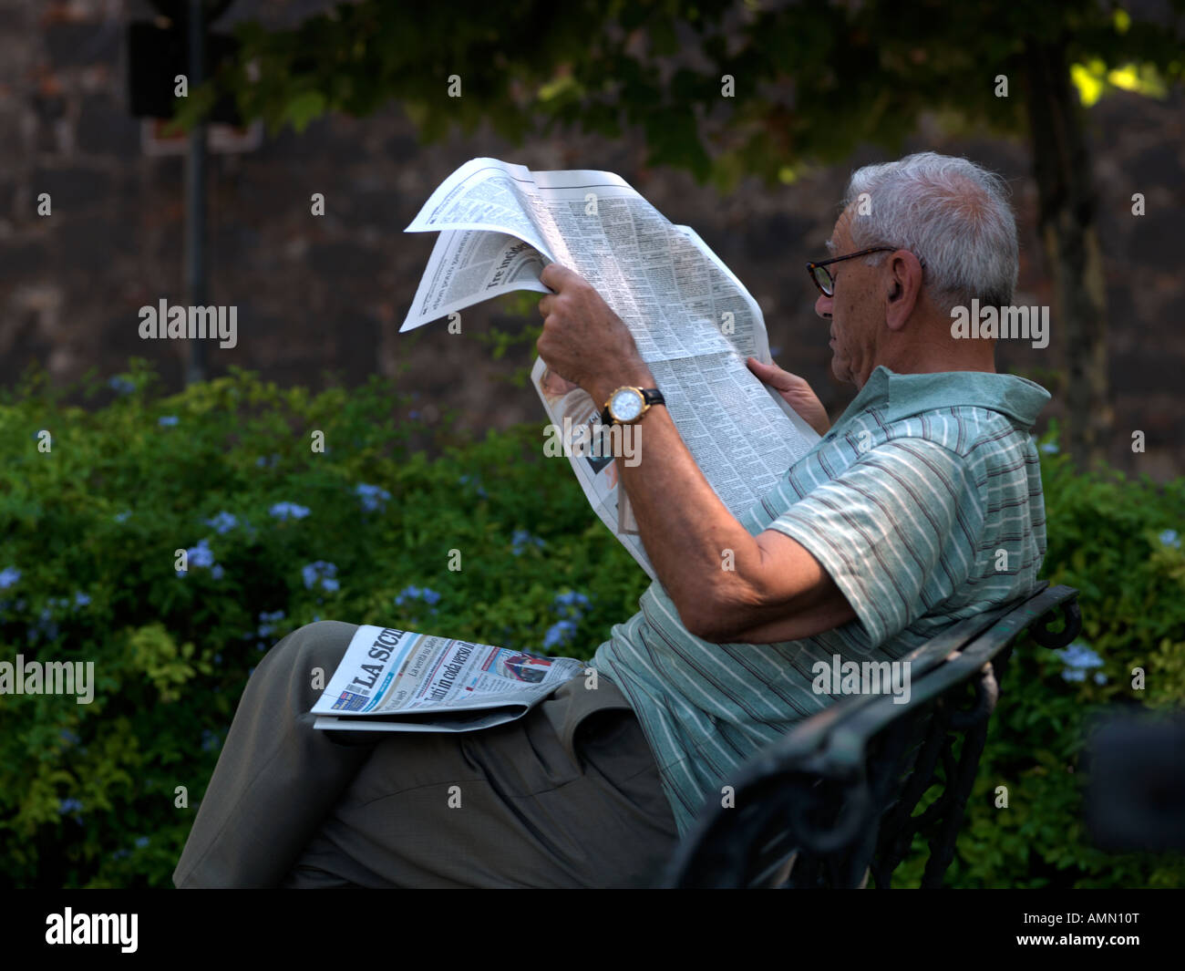 Man Reading the Sunday Newspapers in a Park Catania Sicily Italy Stock ...
