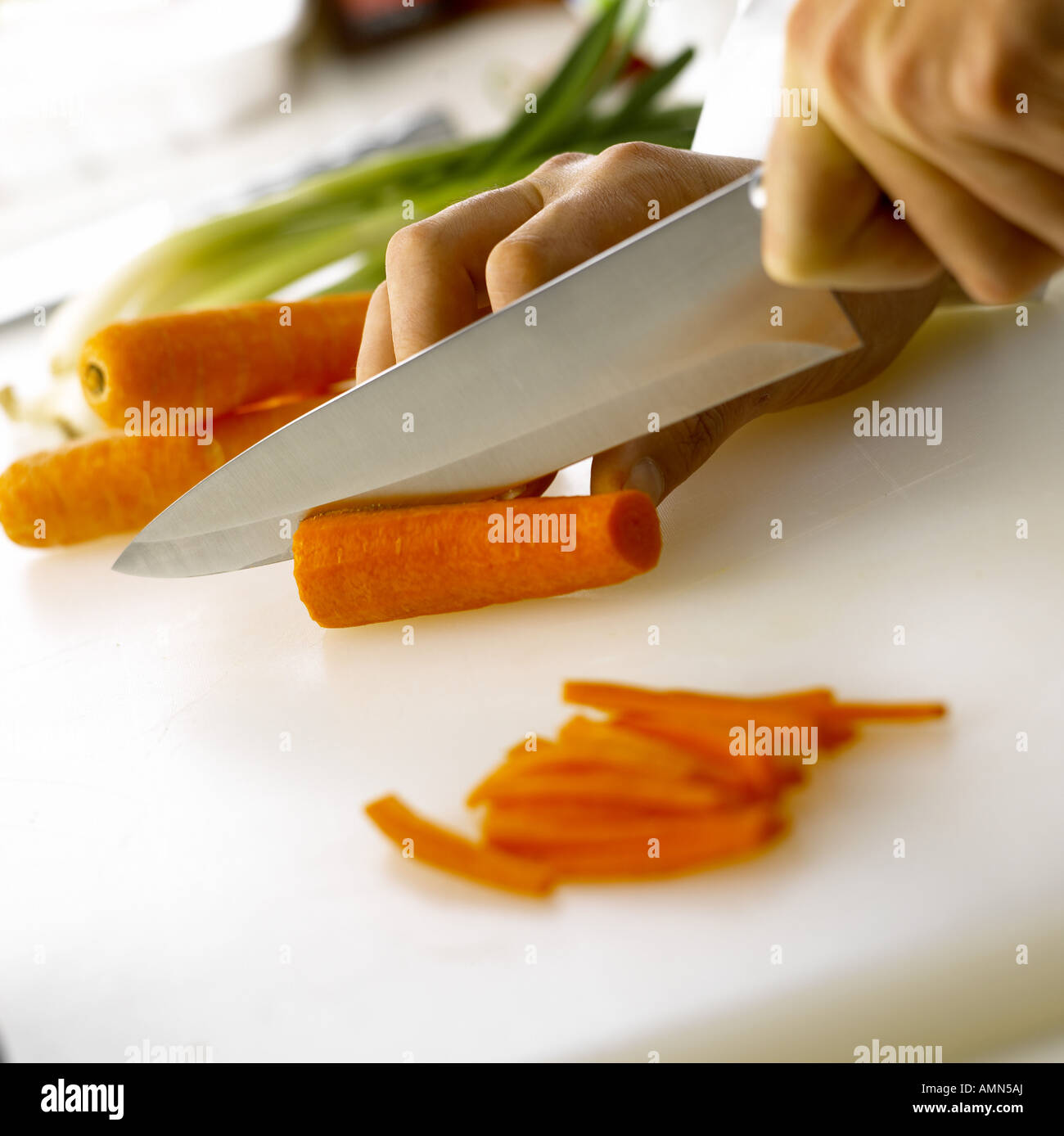 Chefs hands cutting carrots hi-res stock photography and images - Alamy