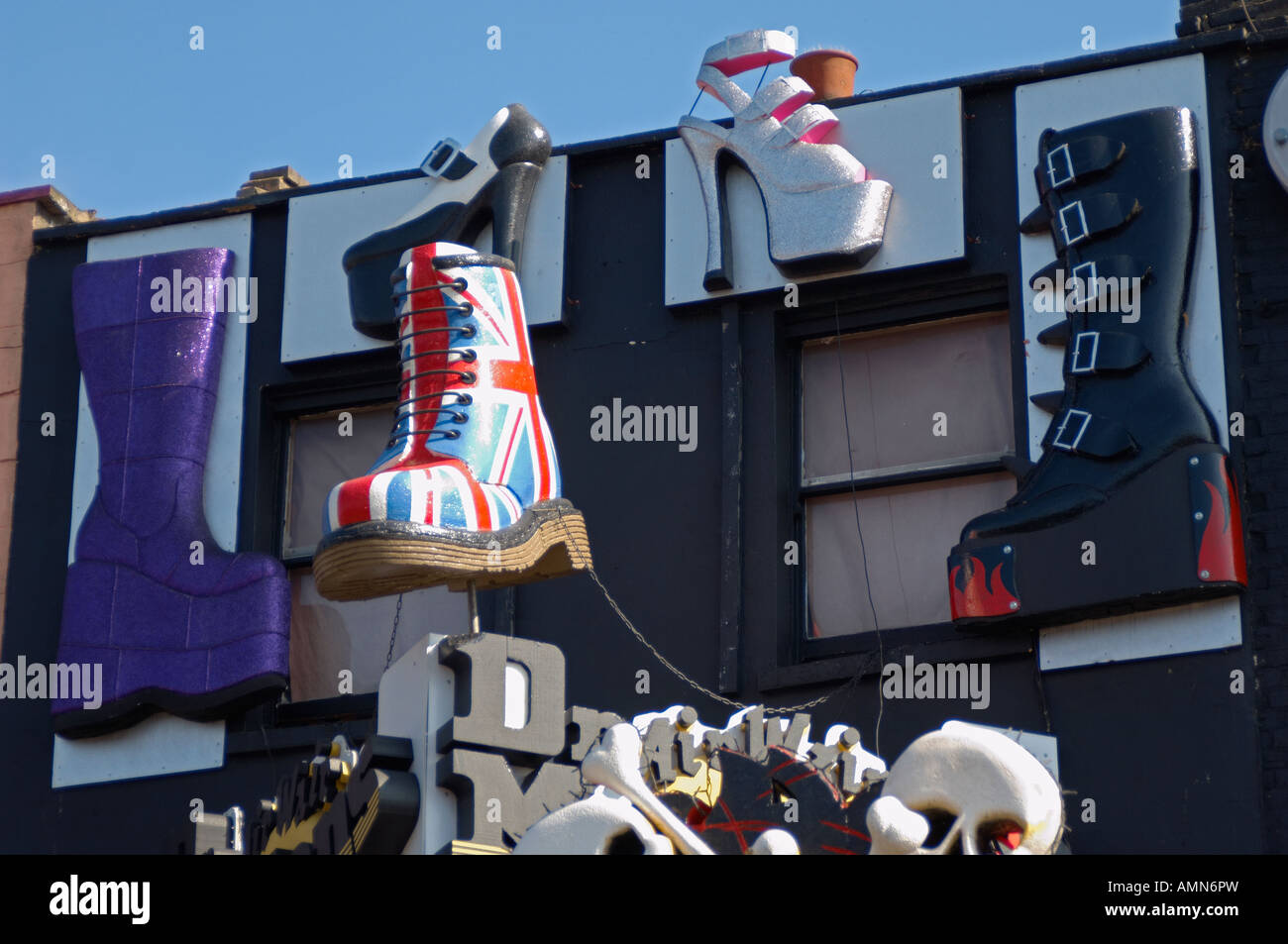 Painted shop fronts hi-res stock photography and images - Alamy