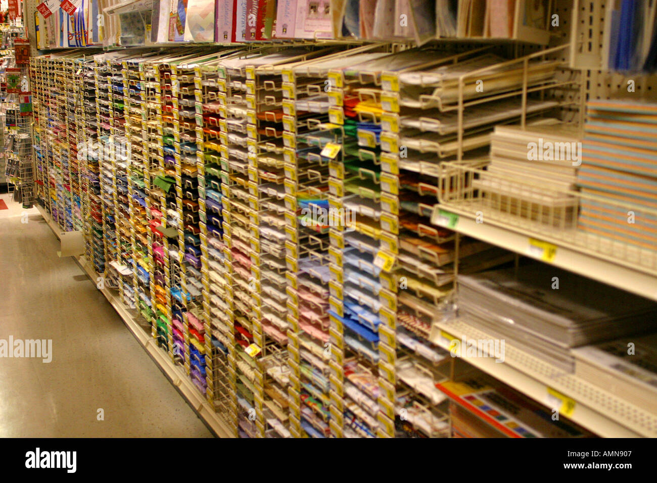 Office stationary store shelves hi-res stock photography and images - Alamy
