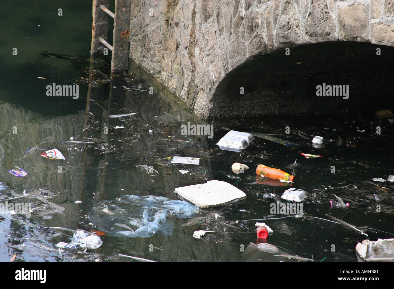 Rubbish floating in sea water in the harbour at Scarborough at high ...