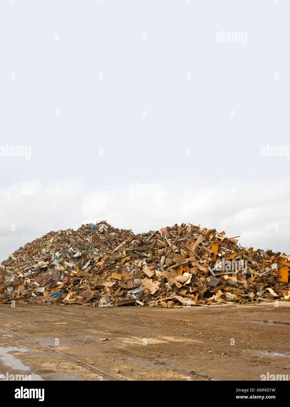 Mountain of scrap iron and steel to be recycled Stock Photo - Alamy