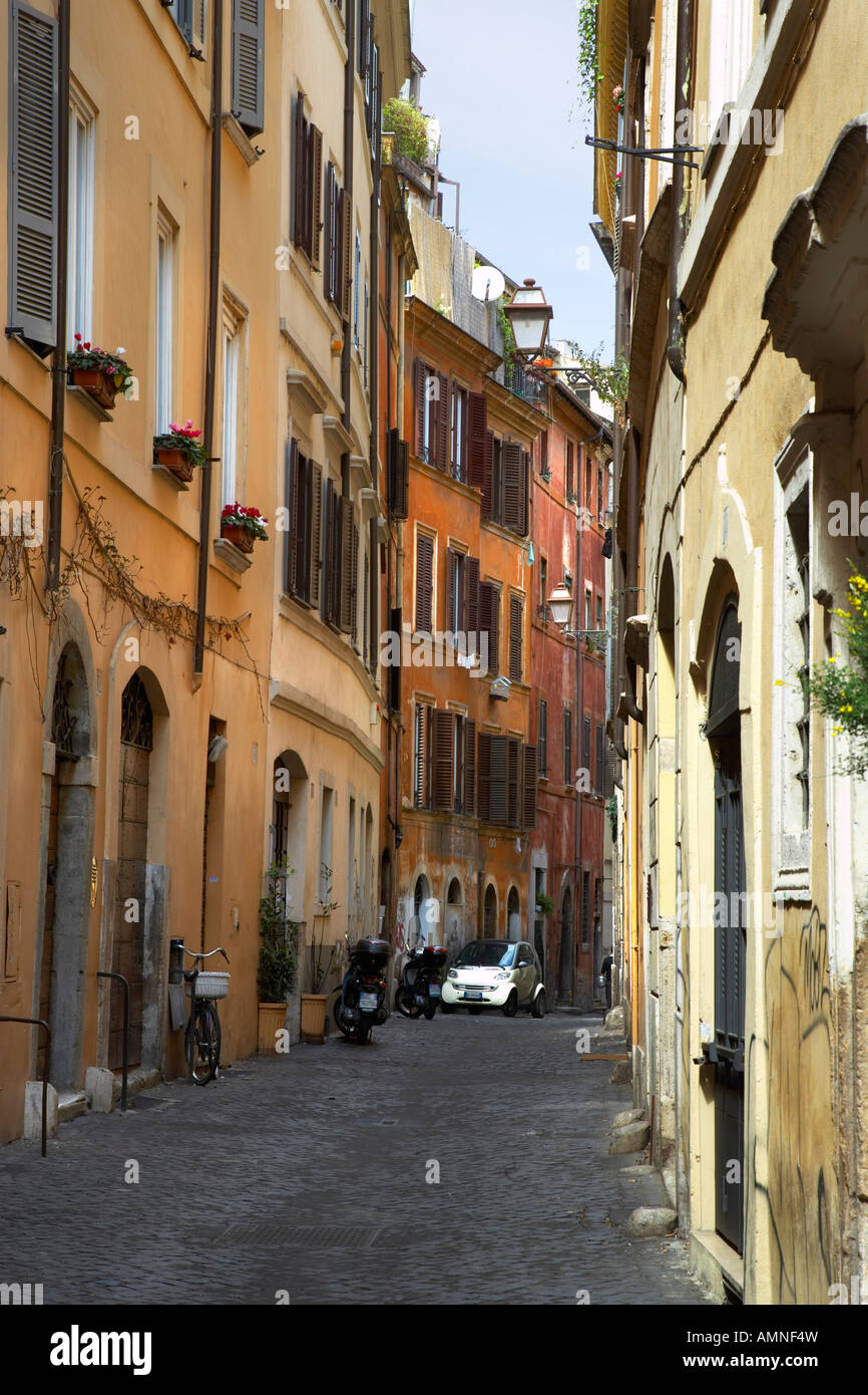Narrow road perspective hi-res stock photography and images - Alamy