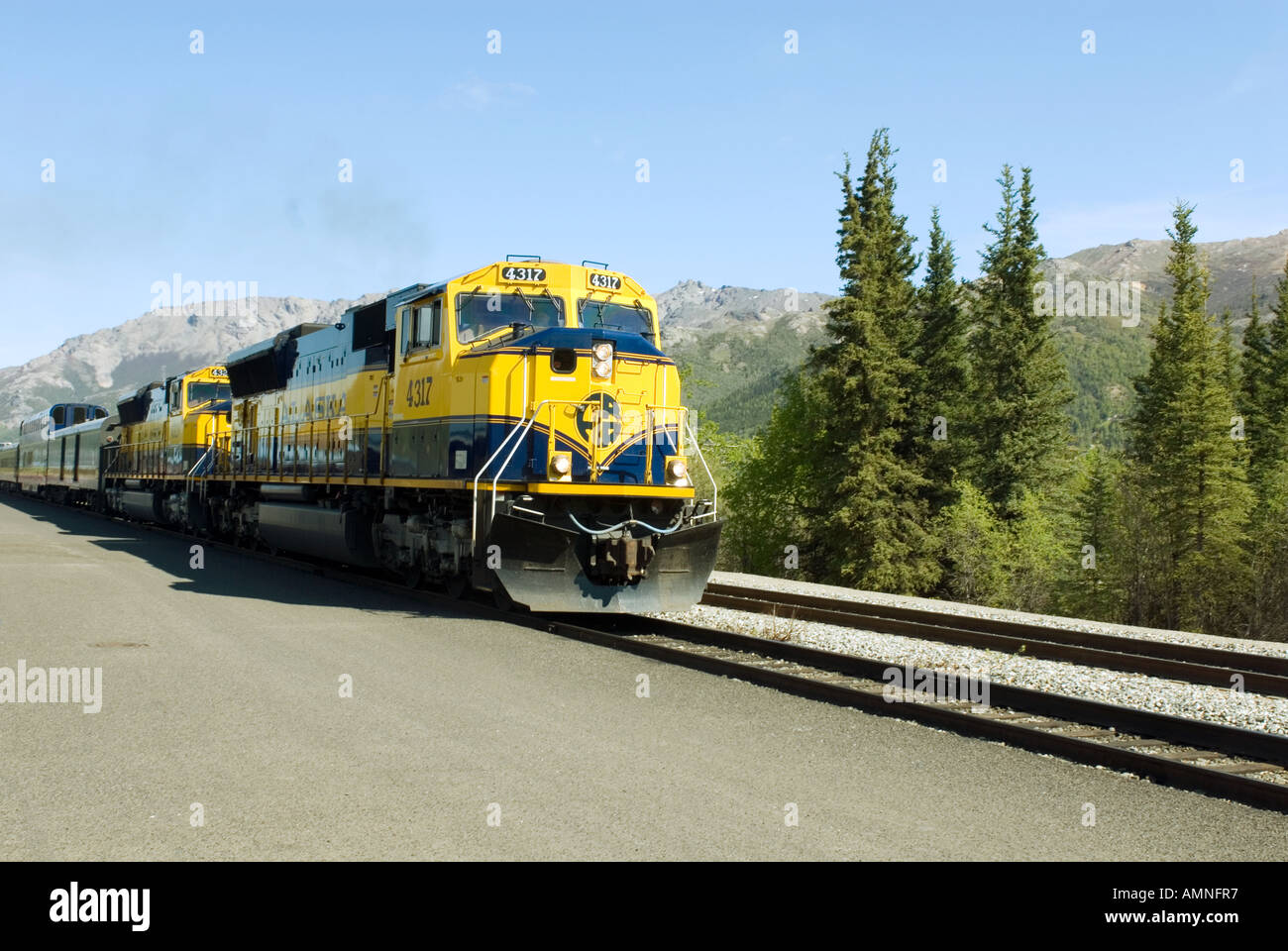 ALASKA ALASKA RAI ALASKA ALASKA RAILROAD TRAIN PULLING INTO DENALI ...