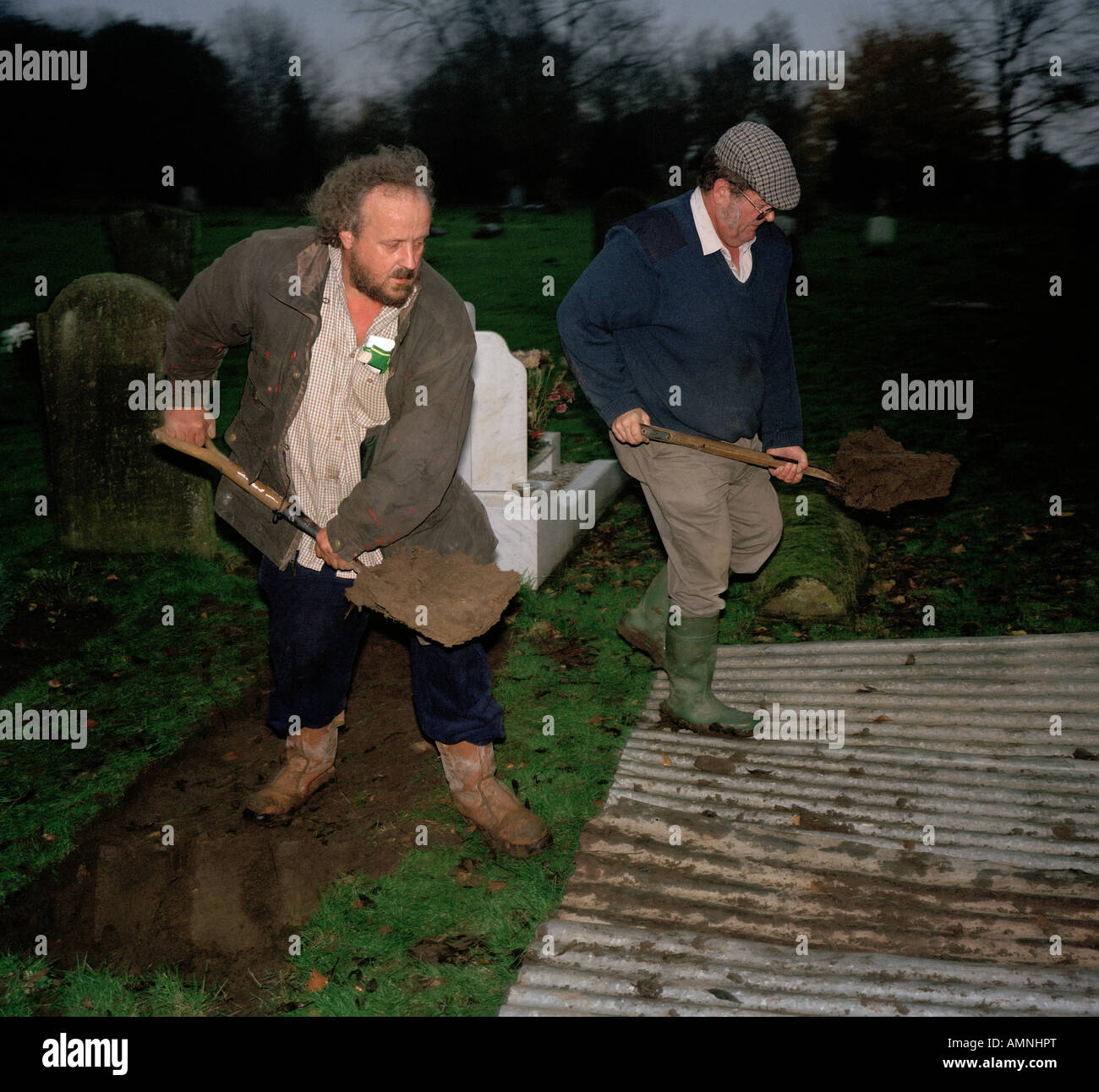 Spade shovel grave hi-res stock photography and images - Alamy