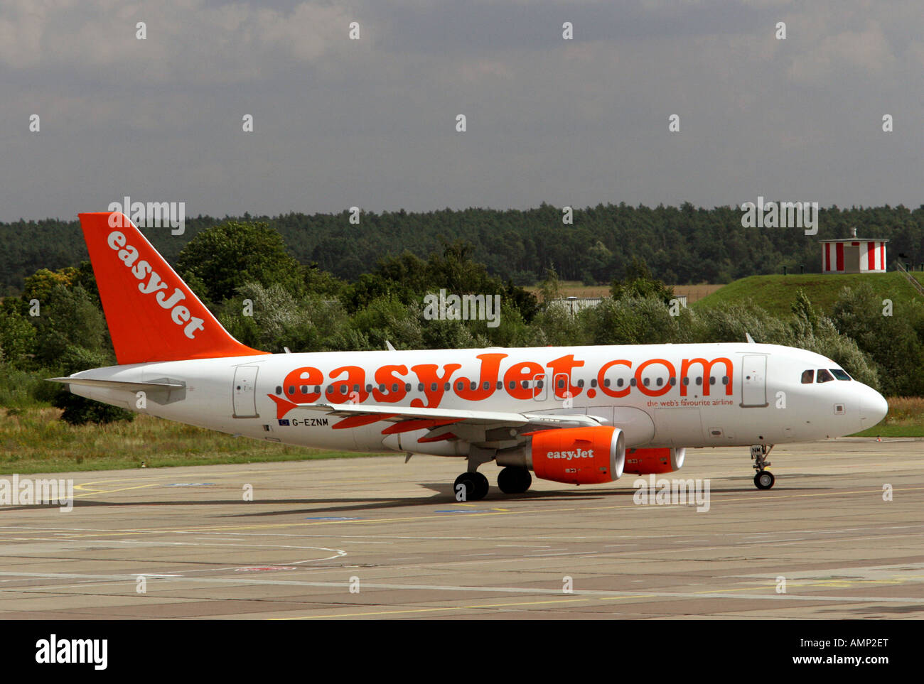 Easyjet sign hi-res stock photography and images - Alamy
