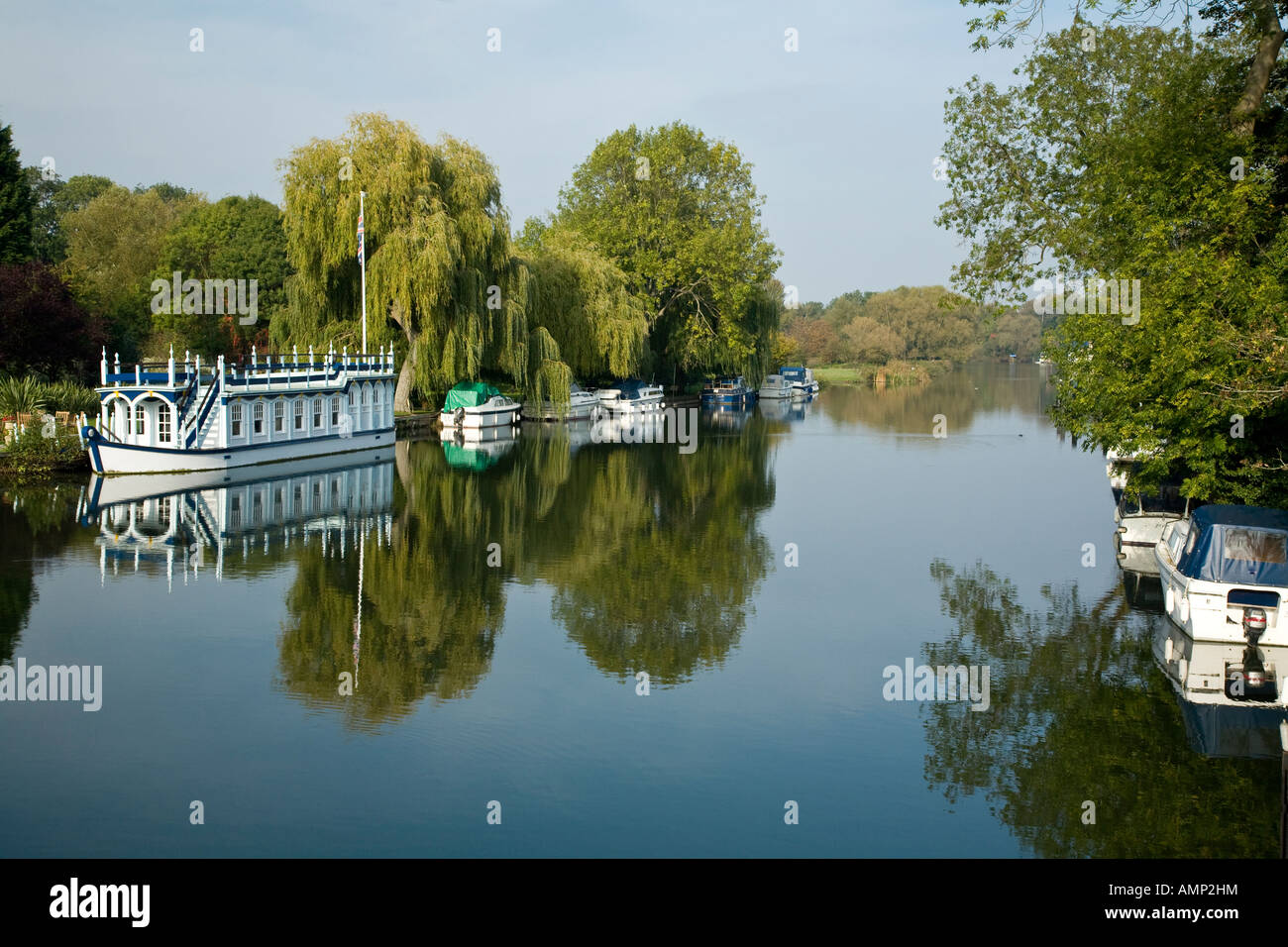 River Thames looking upstream from the road bridge at Streatley in ...