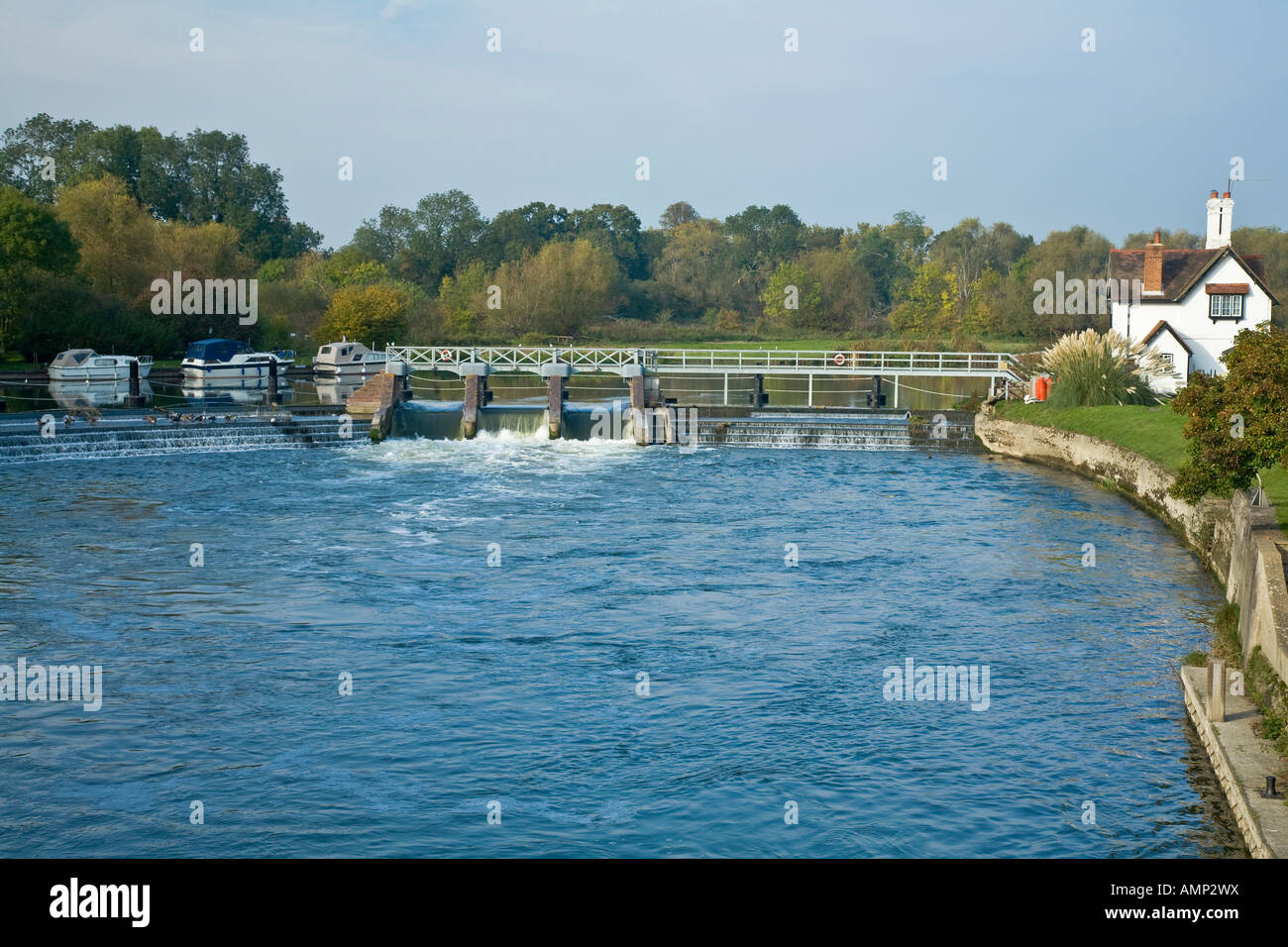 Thames weir and lock at Goring in Oxfordshire Stock Photo - Alamy
