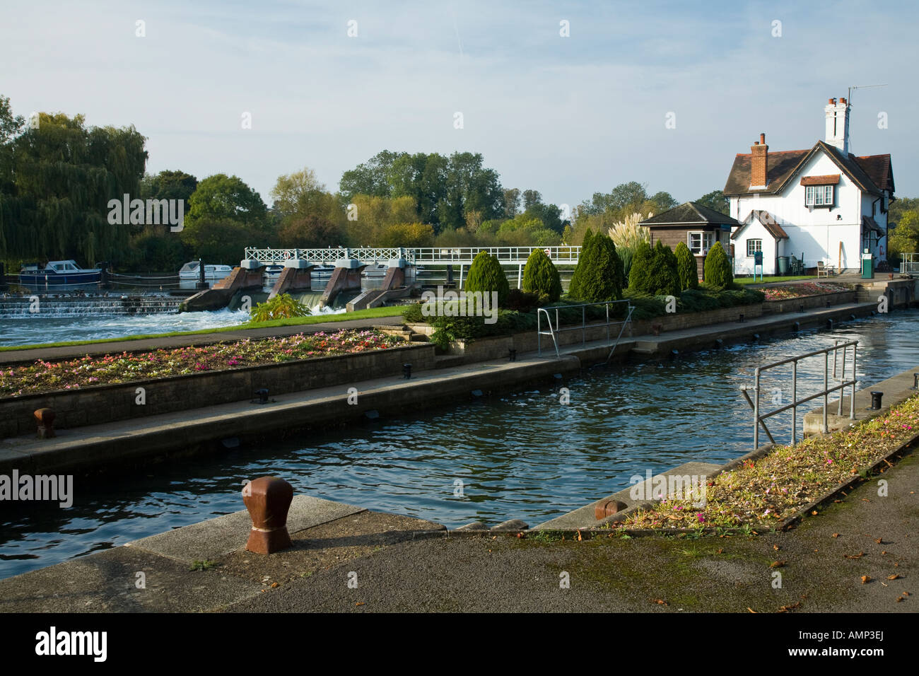 Lock weir and lock keepers cottage on the river Thames at Goring and ...