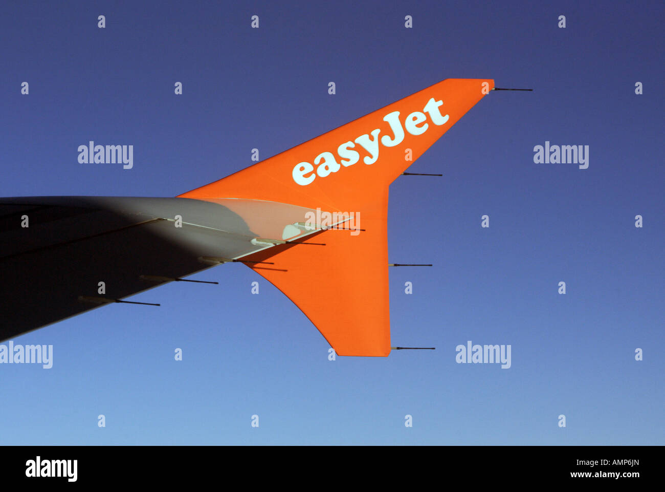 Wing of an easyJet airplane agains a blue sky Stock Photo - Alamy