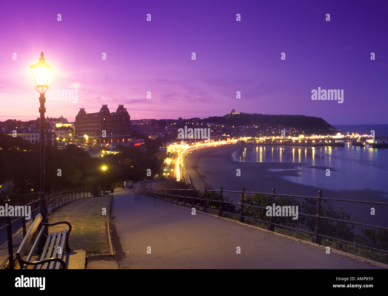 Scarborough south bay at night hi-res stock photography and images - Alamy