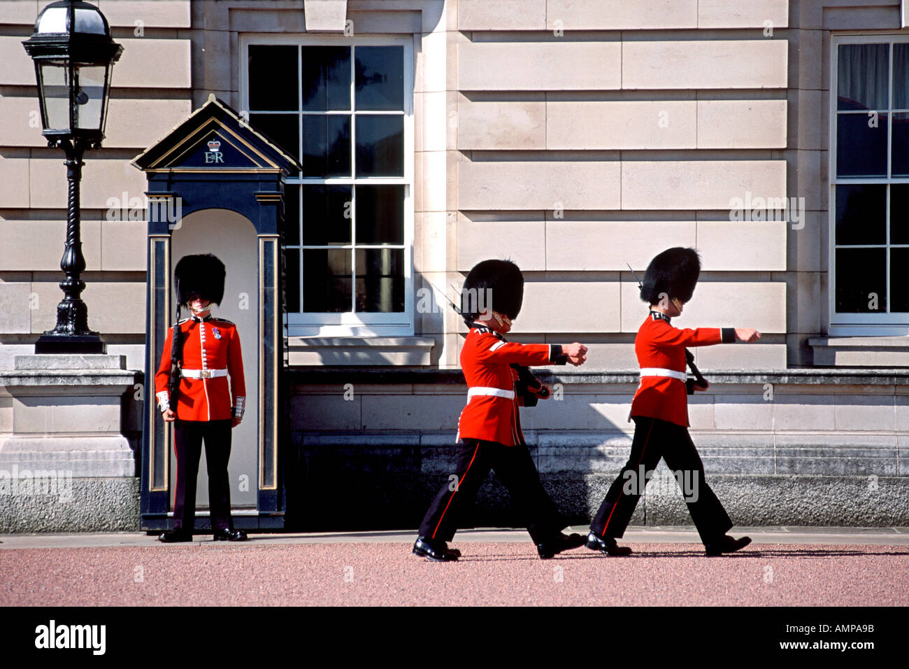 Buckingham palace guards queen hi-res stock photography and images - Alamy