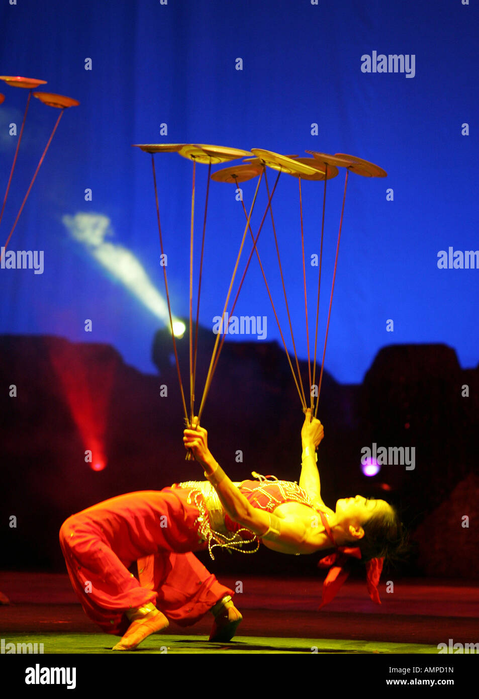 Chinese acrobat show balance hi-res stock photography and images - Alamy