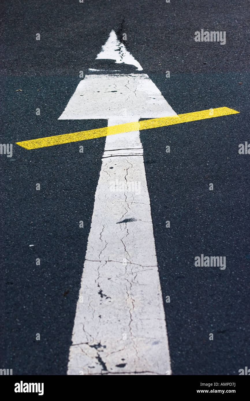 Crossed out arrow hi-res stock photography and images - Alamy