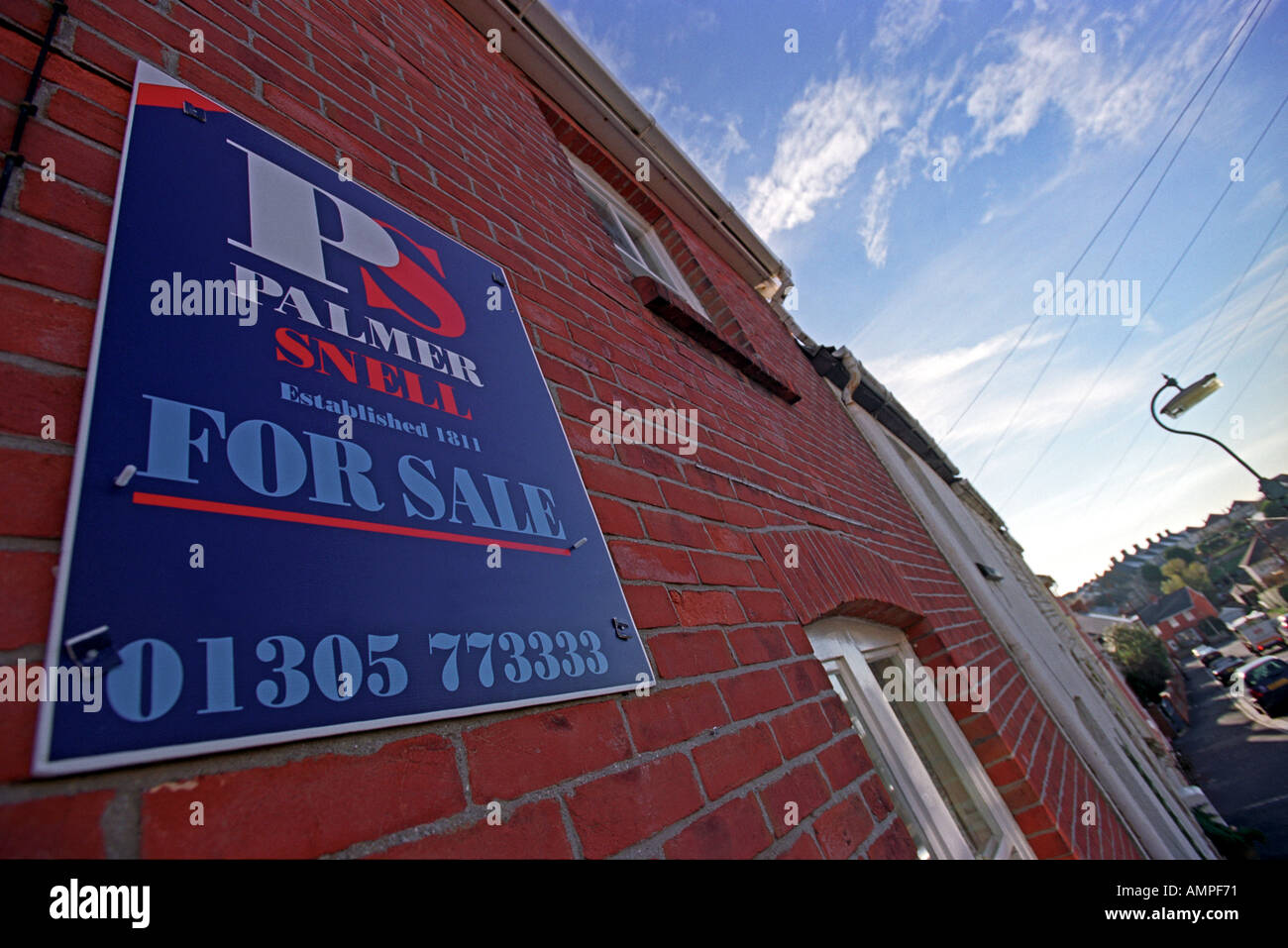 House for sale sign Stock Photo - Alamy