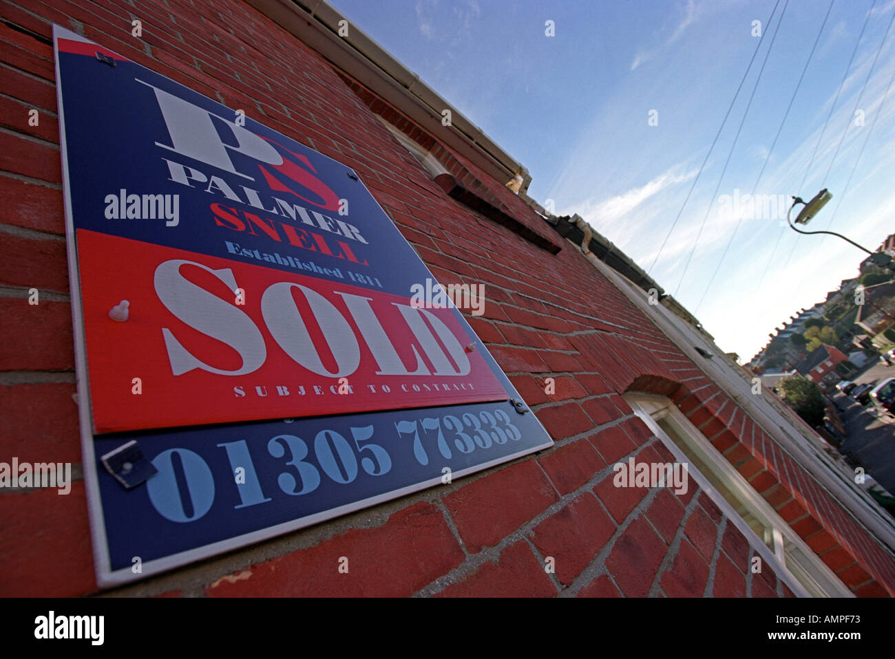 House sold sign Stock Photo - Alamy