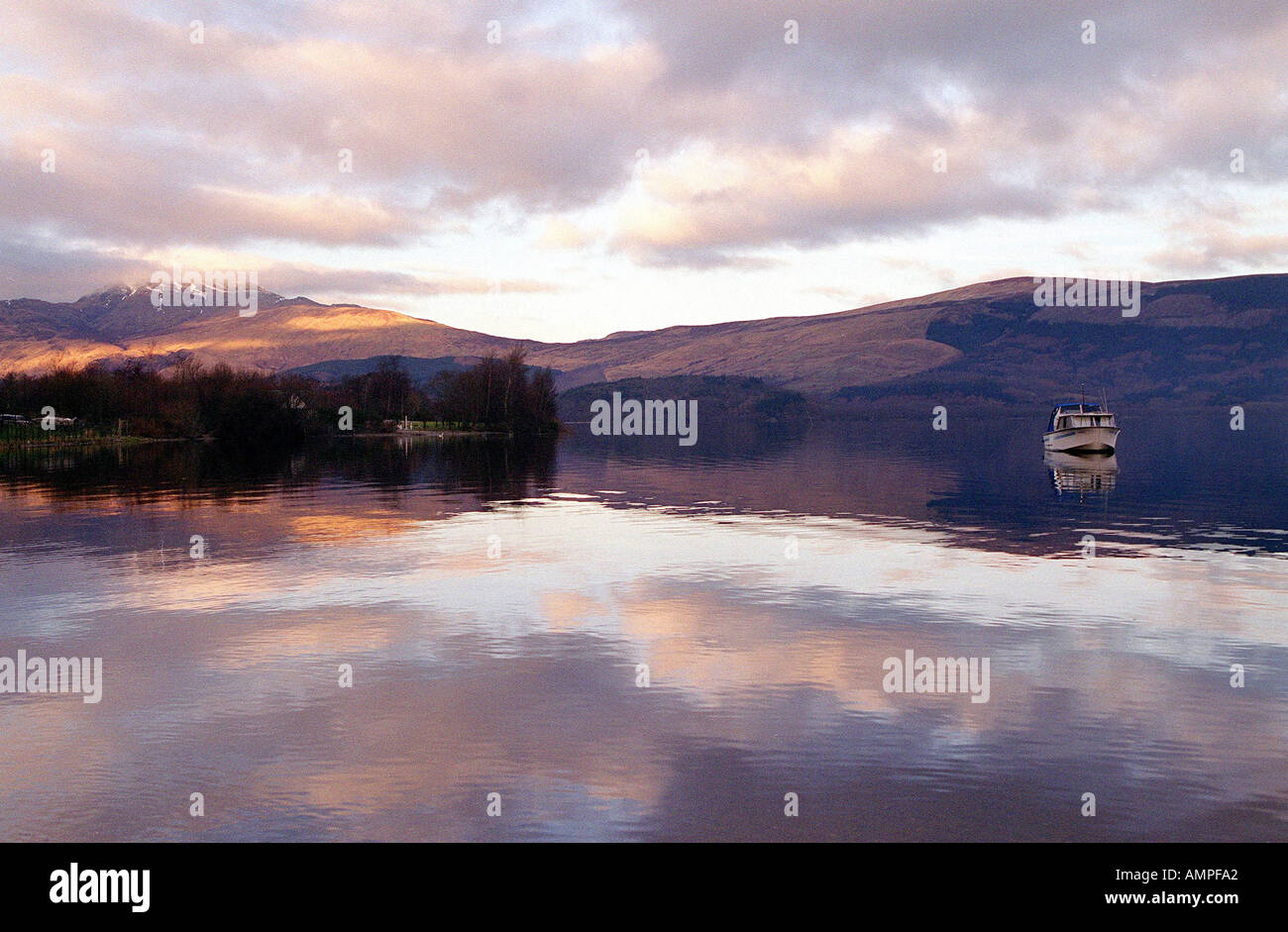 Loch lomond boat speed hi-res stock photography and images - Alamy