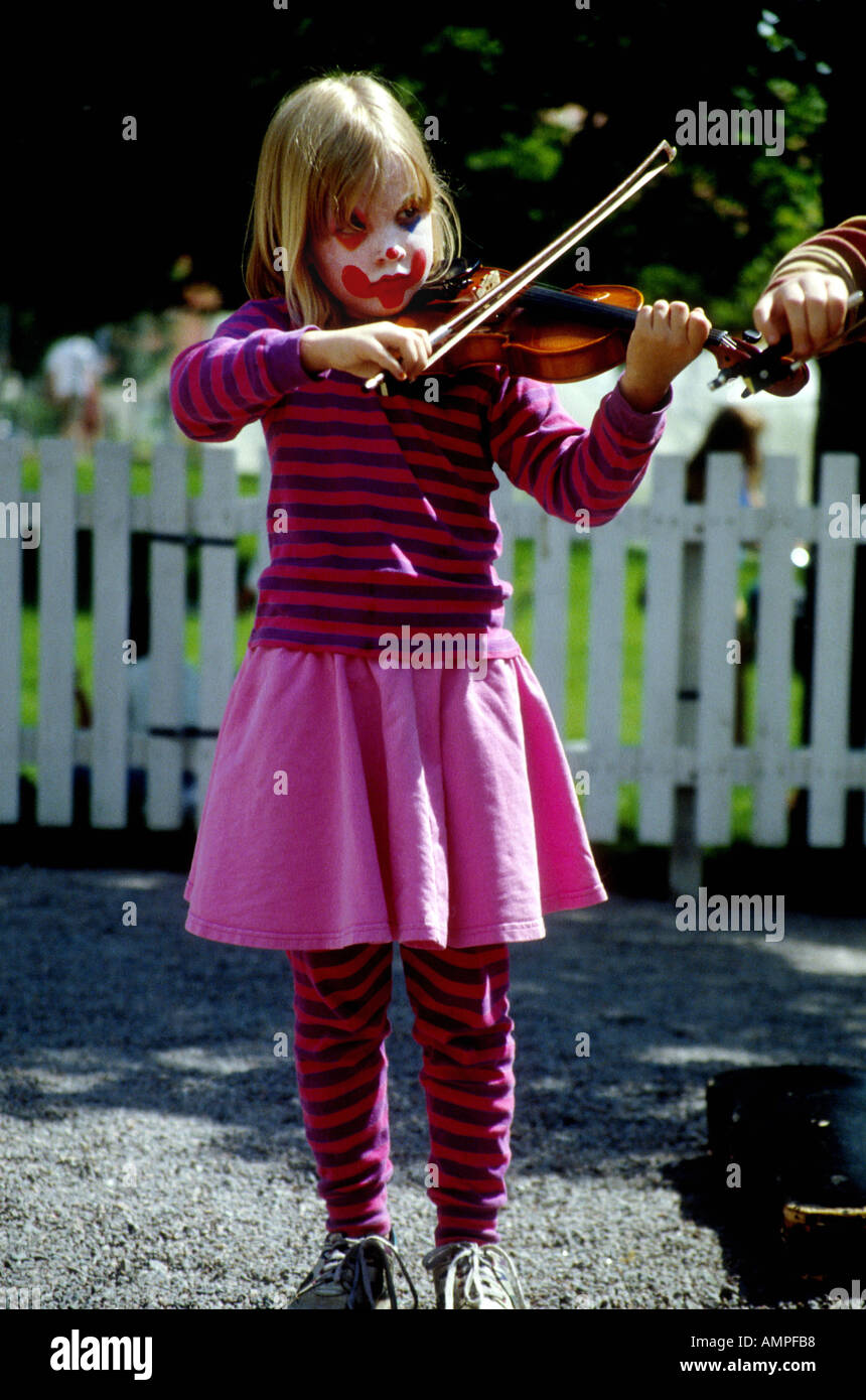 Playing the fiddle hi-res stock photography and images - Alamy