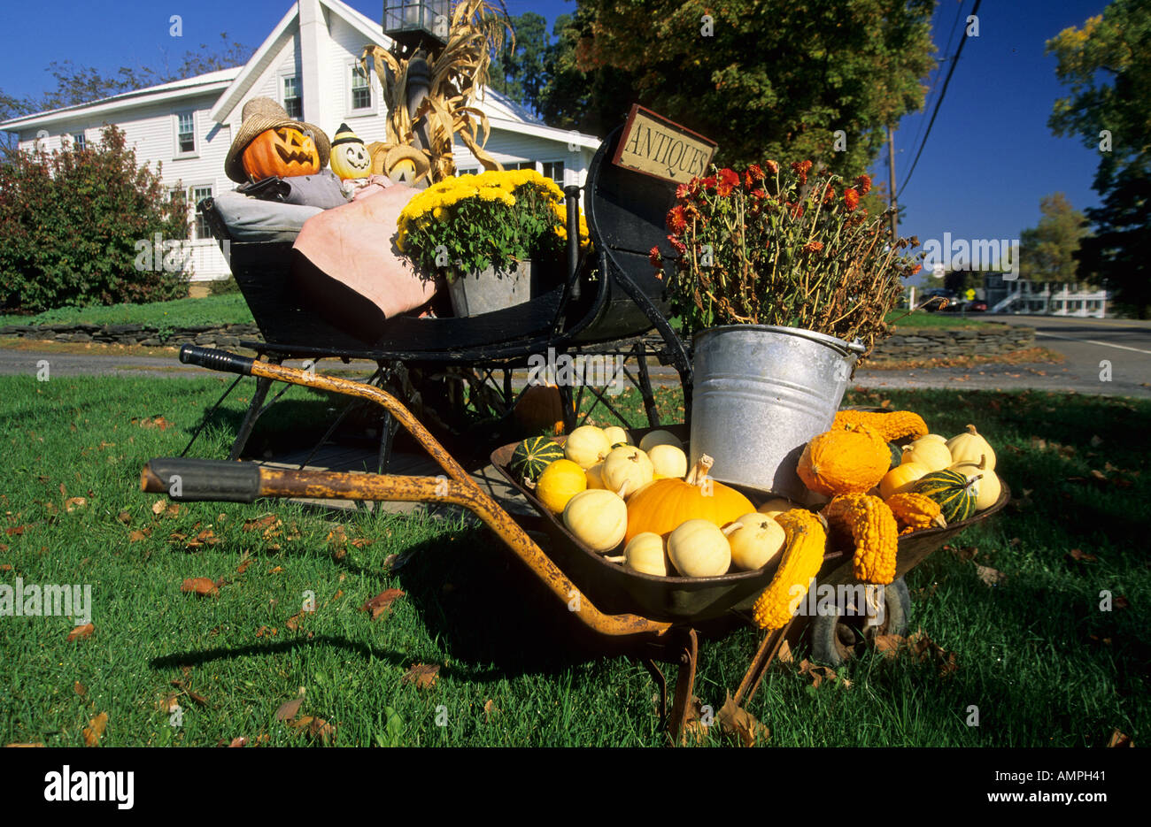 typical american garden decoration in fall Stock Photo - Alamy