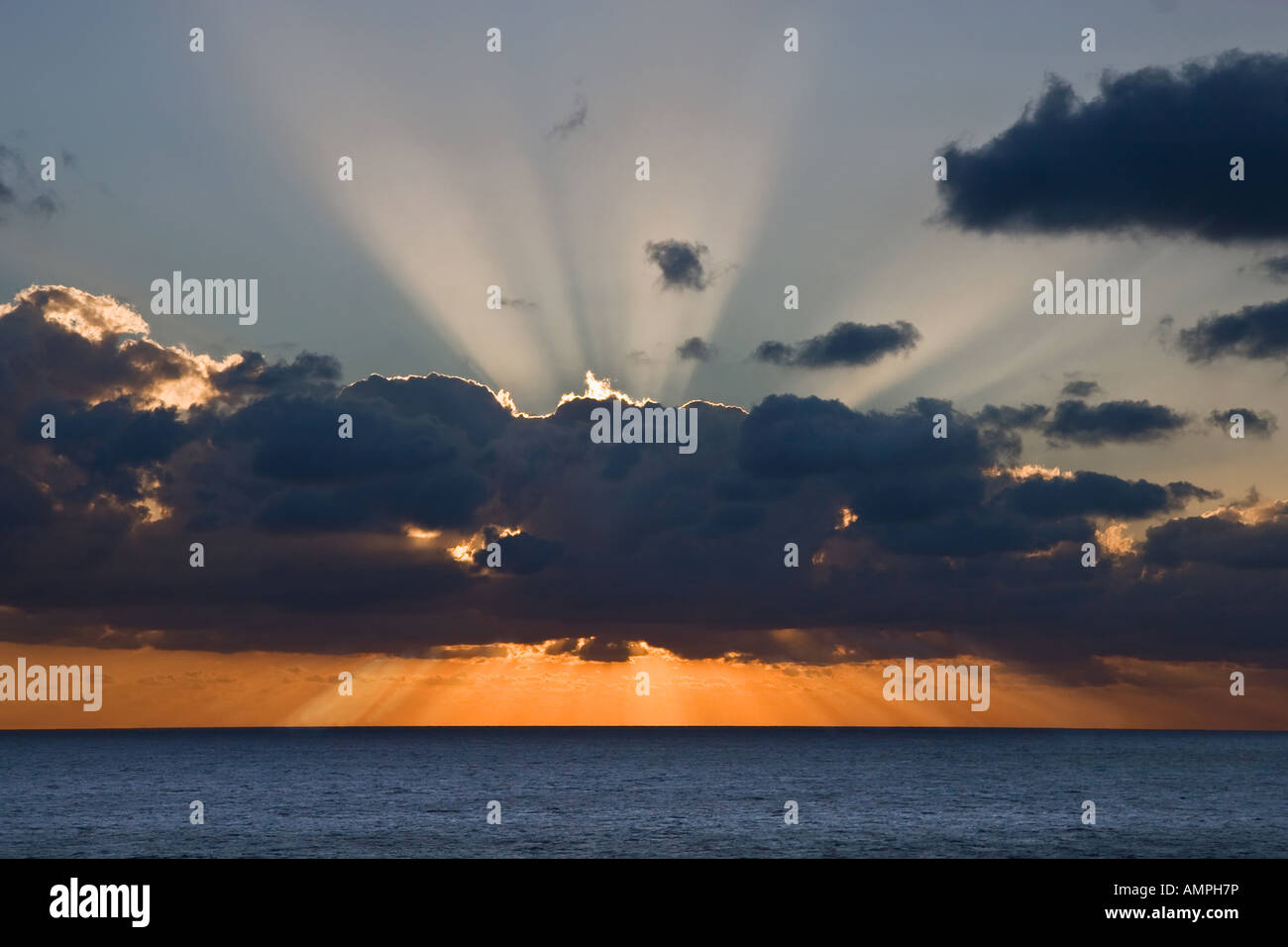Sun setting over the Pacific ocean Stock Photo - Alamy