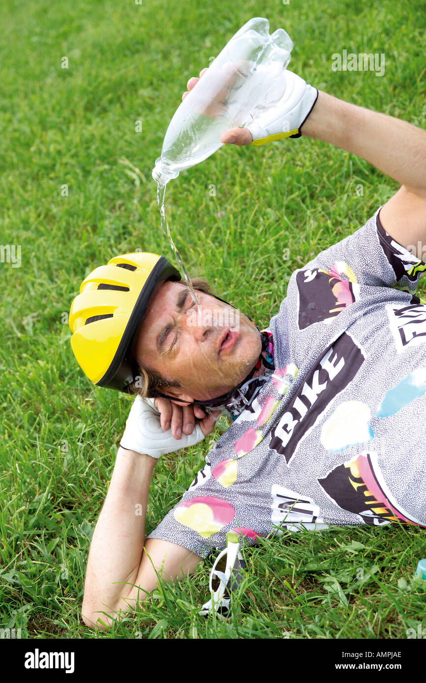 Man pouring water over face hi-res stock photography and images - Alamy