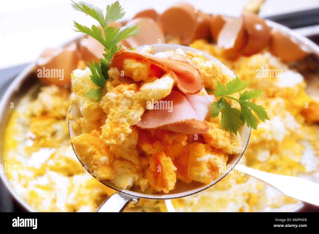 Scrambled eggs with ham Stock Photo - Alamy