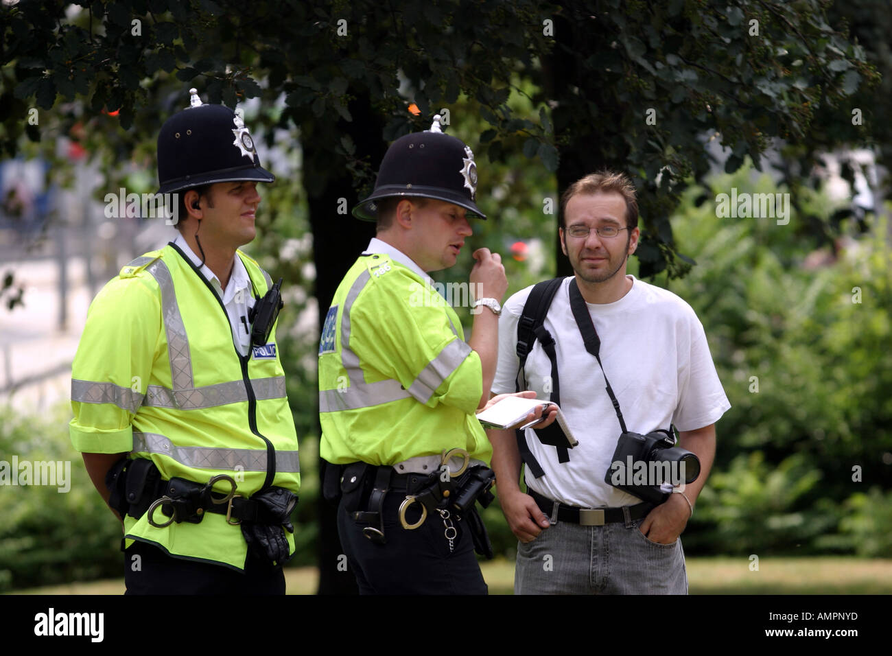 Policemen doing job interviewing photographer hi-res stock photography ...