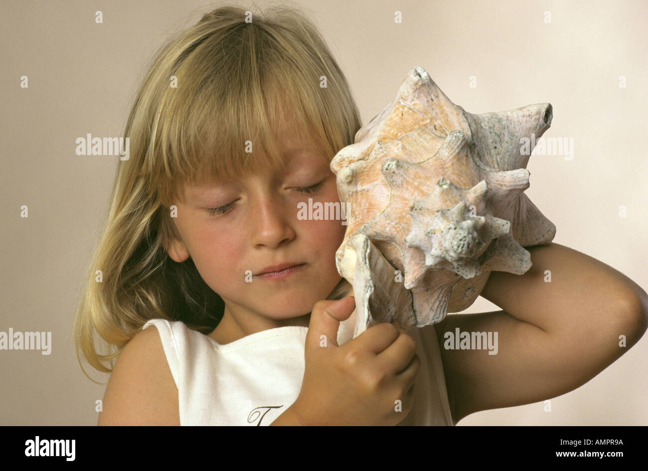 Listening sea shell hi-res stock photography and images - Alamy