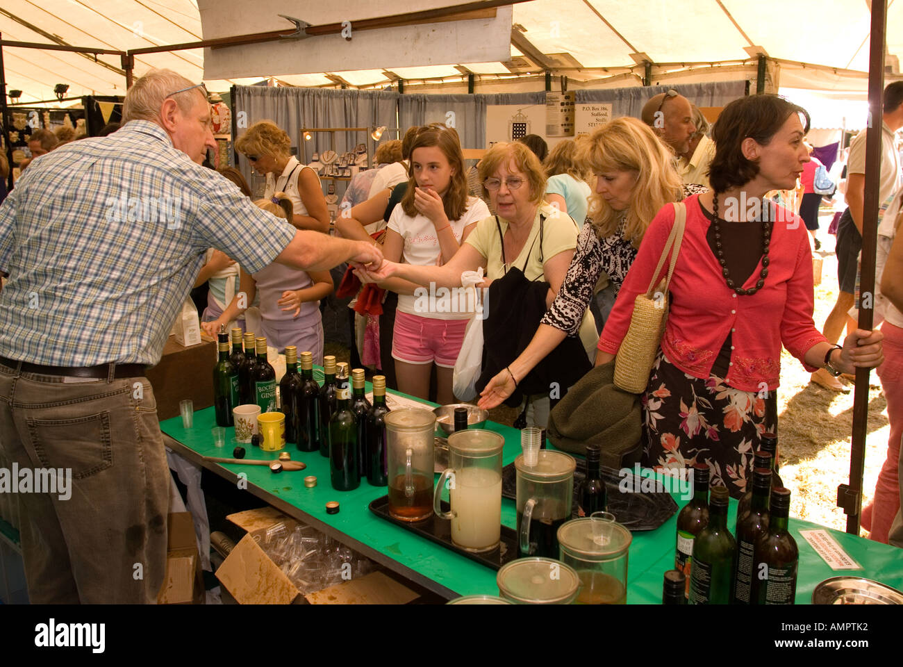 Drinks stall at Hampton Court Show Stock Photo - Alamy