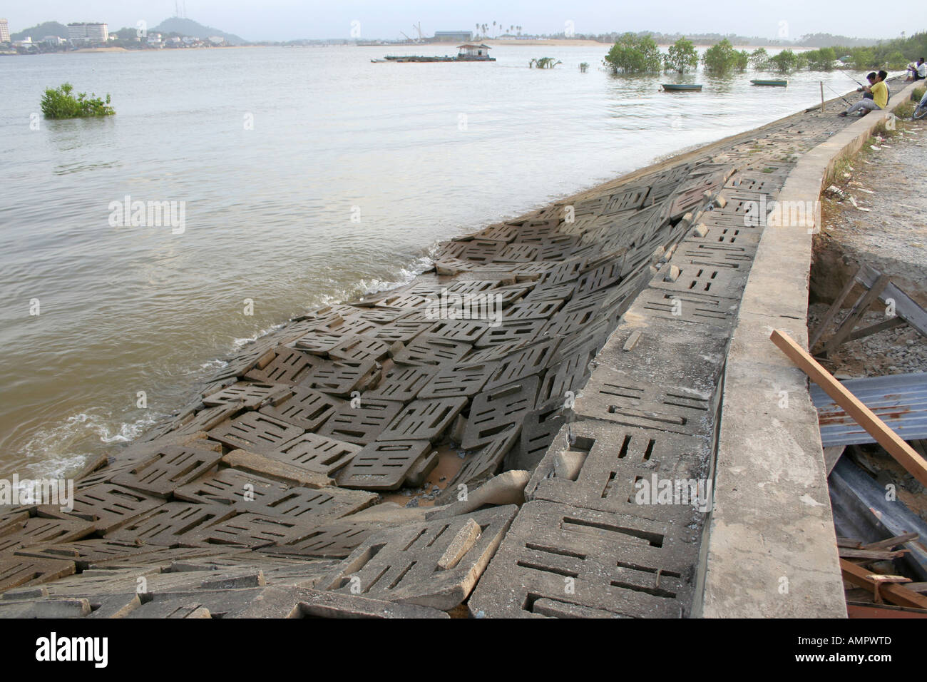 Caved into river hi-res stock photography and images - Alamy