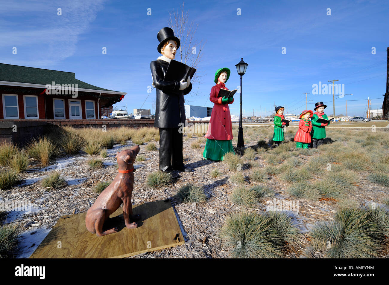 Caroling hi-res stock photography and images - Alamy