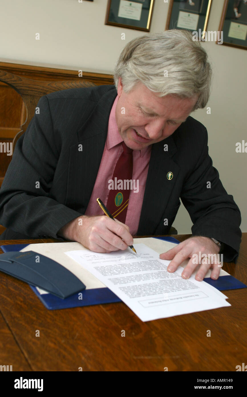 business man signing a contract at his desk Stock Photo - Alamy