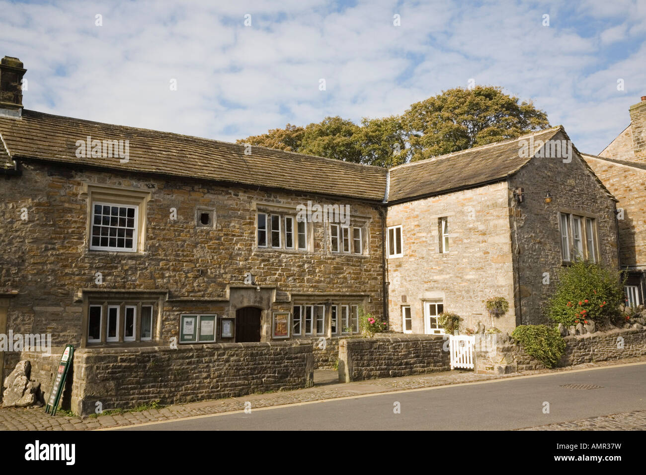 Typical old stone cottage building in Yorkshire Dales National Park ...